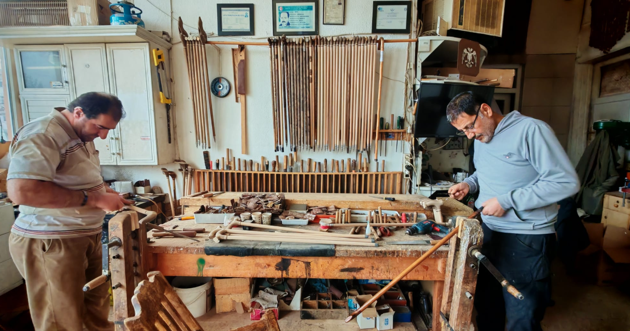 Asırlık Ahlat bastonlarında kış mesaisi - Bitlis Haber, Son Dakika ...